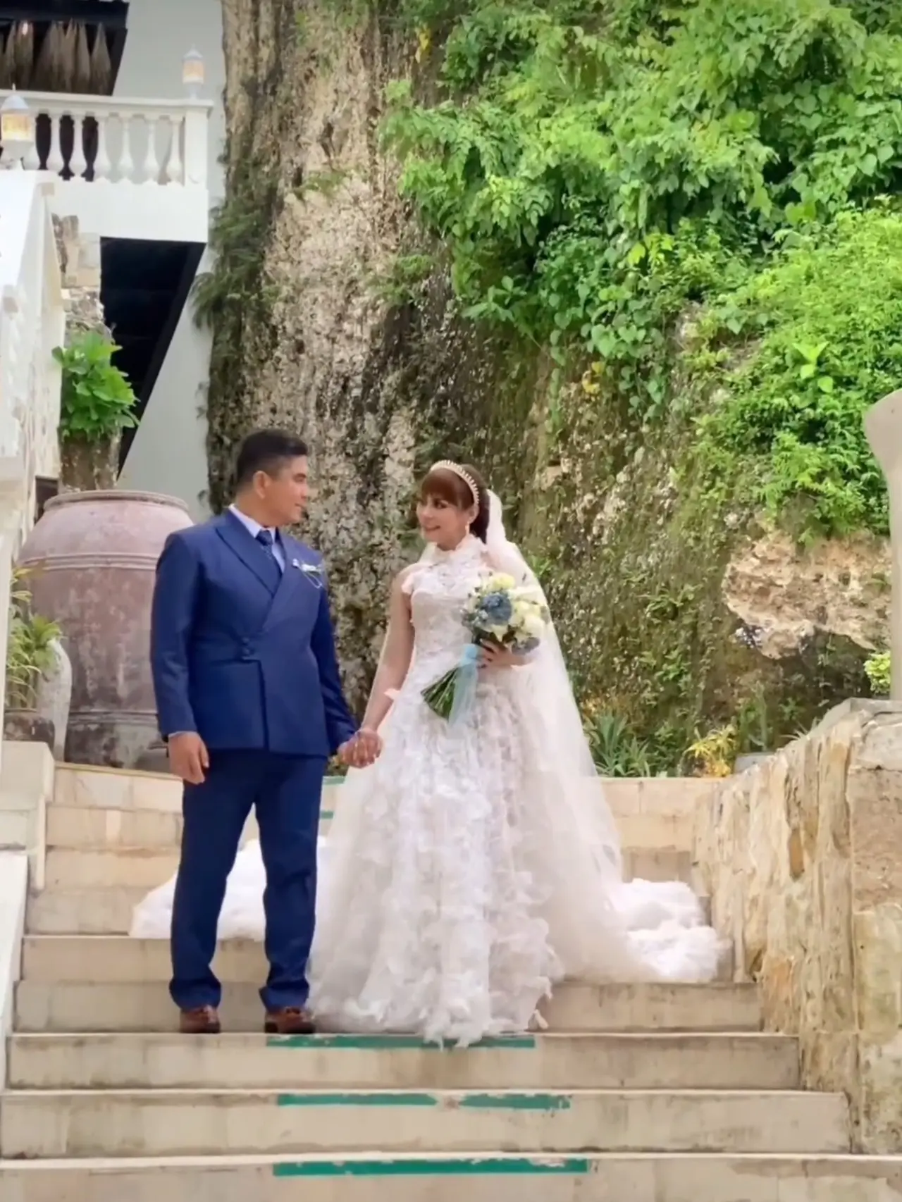 8 Potret Pernikahan Kedua Anita Hara Pemeran ‘Arisan Brondong’ di Bali, Nikahi Bos - Hot ...