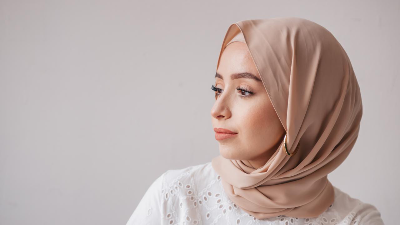 7 Model Hijab Pashmina yang Lagi Tren di 2025, Anti Ribet dan Stylish