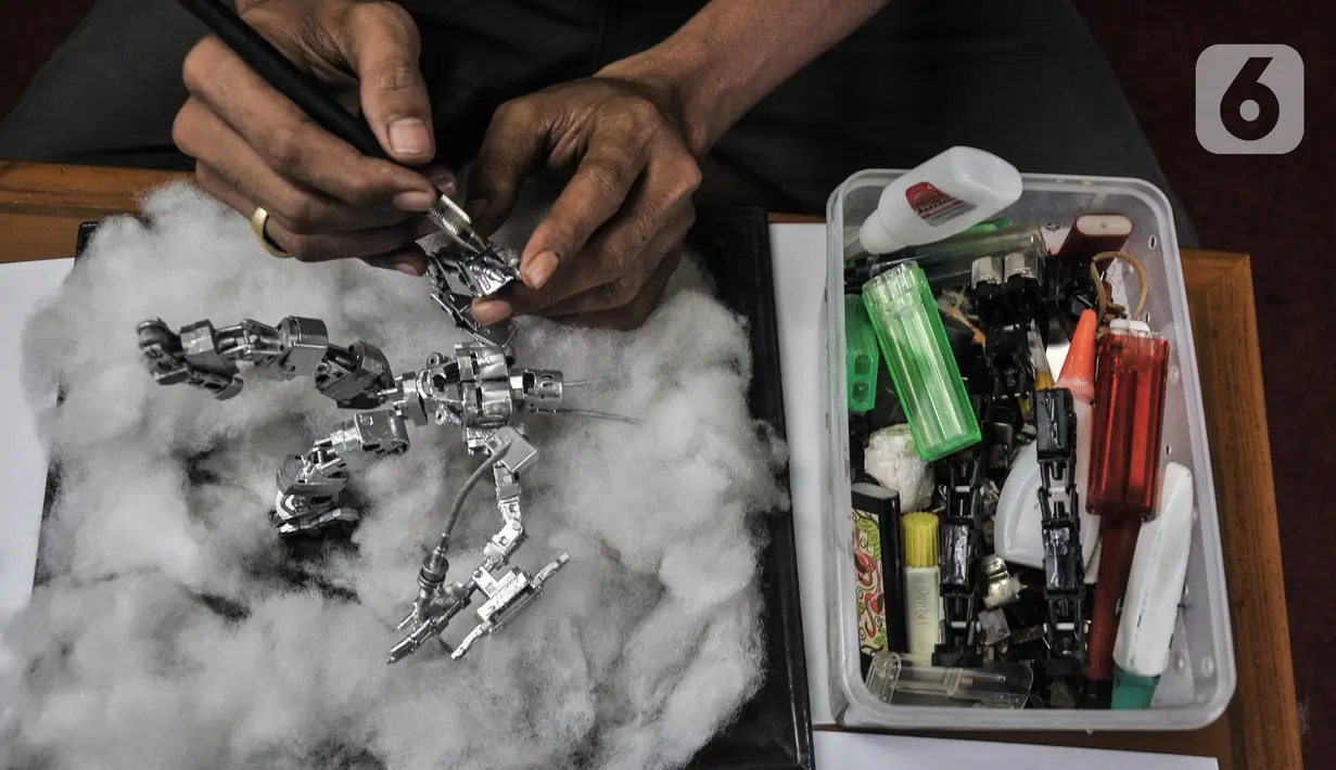 FOTO: Menyulap Sampah Korek Gas Jadi Miniatur Robot - Foto Liputan6.com