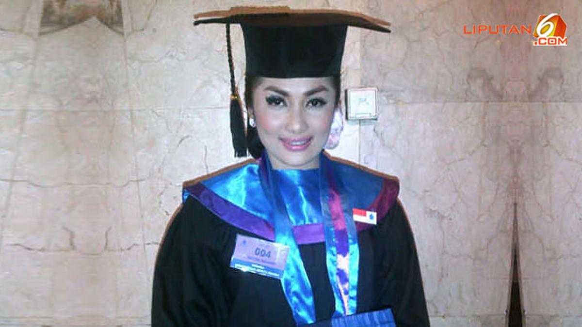 Lulus Sarjana, Ratna Anjani Kebut S2 - ShowBiz Liputan6.com