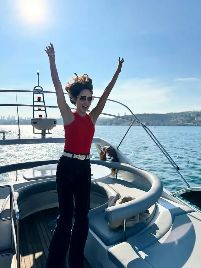 6 Outfit Liburan ala Cinta Laura, Tampil Fresh dan Super Fashionable ...