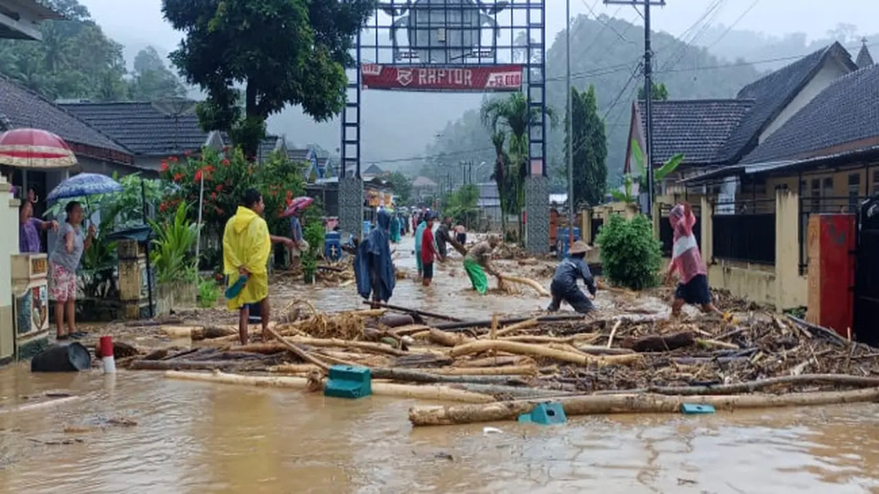 Banjir Bandang dan Longsor Melanda 8 Kecamatan di Kabupaten Malang - Regional Liputan6.com