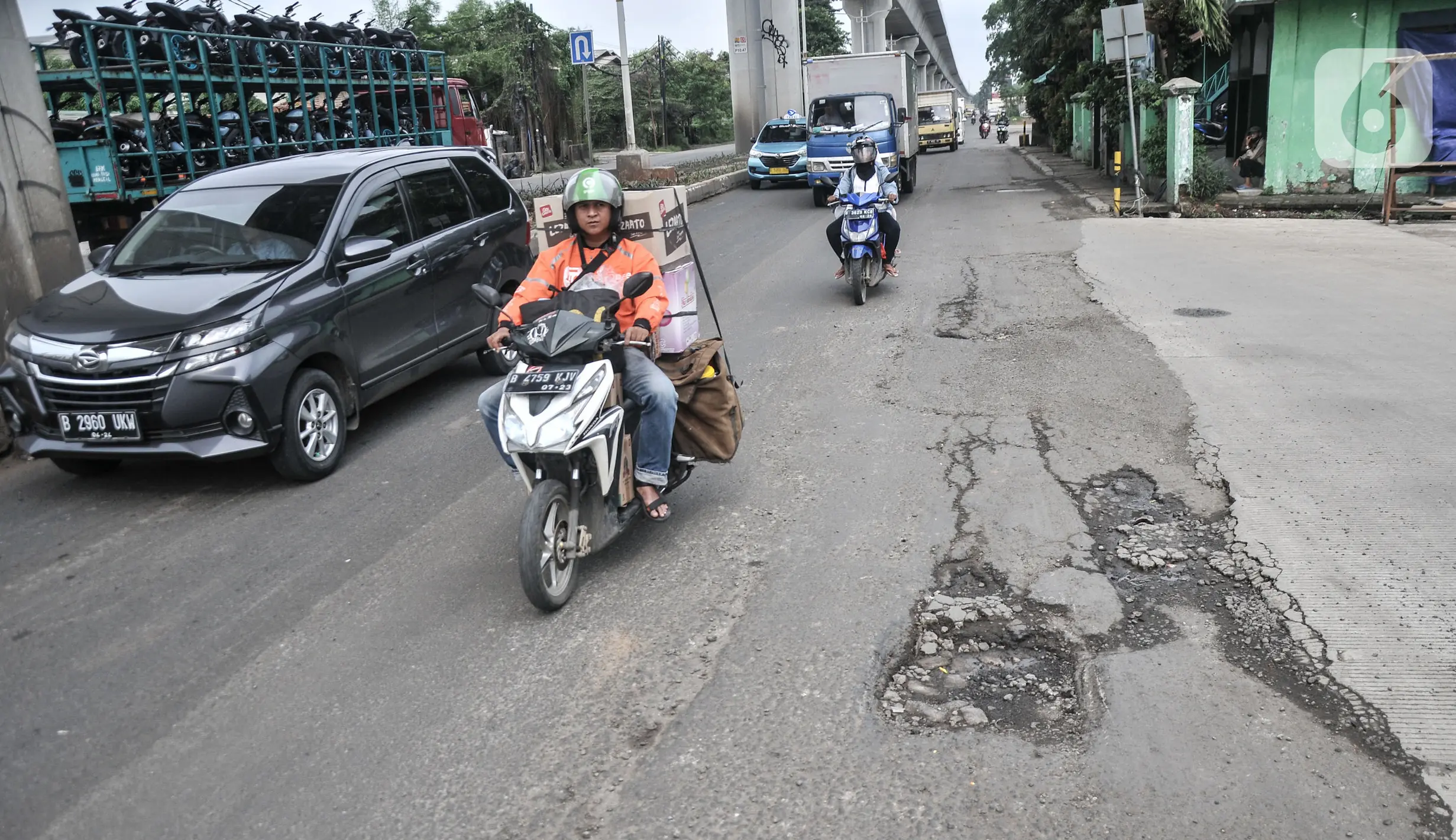 Jalan Raya Bekasi Rusak dan Berlubang Ganggu Kenyamanan Pengendara - Foto Liputan6.com