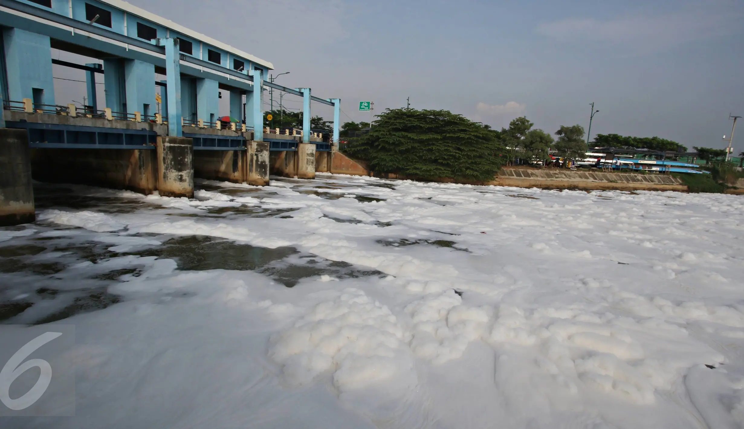 Busa Putih Bak Salju Tutupi Pintu Air Marunda - Foto Liputan6.com