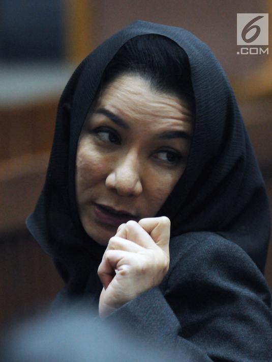 FOTO: Rita Widyasari Saksikan Sidang Hery Sutanto Gun - Foto Liputan6.com