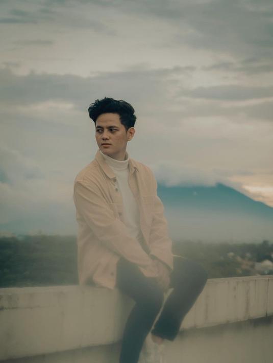 Sosok Stevan Pasaribu, Penyanyi Ganteng yang Kepergok Liburan Bareng ...