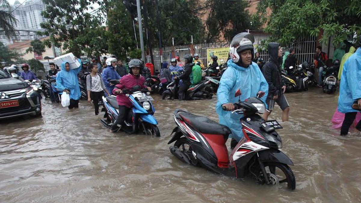Nyalakan Motor Mogok Karena Terendam Banjir, Ini Langkah Mudahnya - Berita Otosia.com
