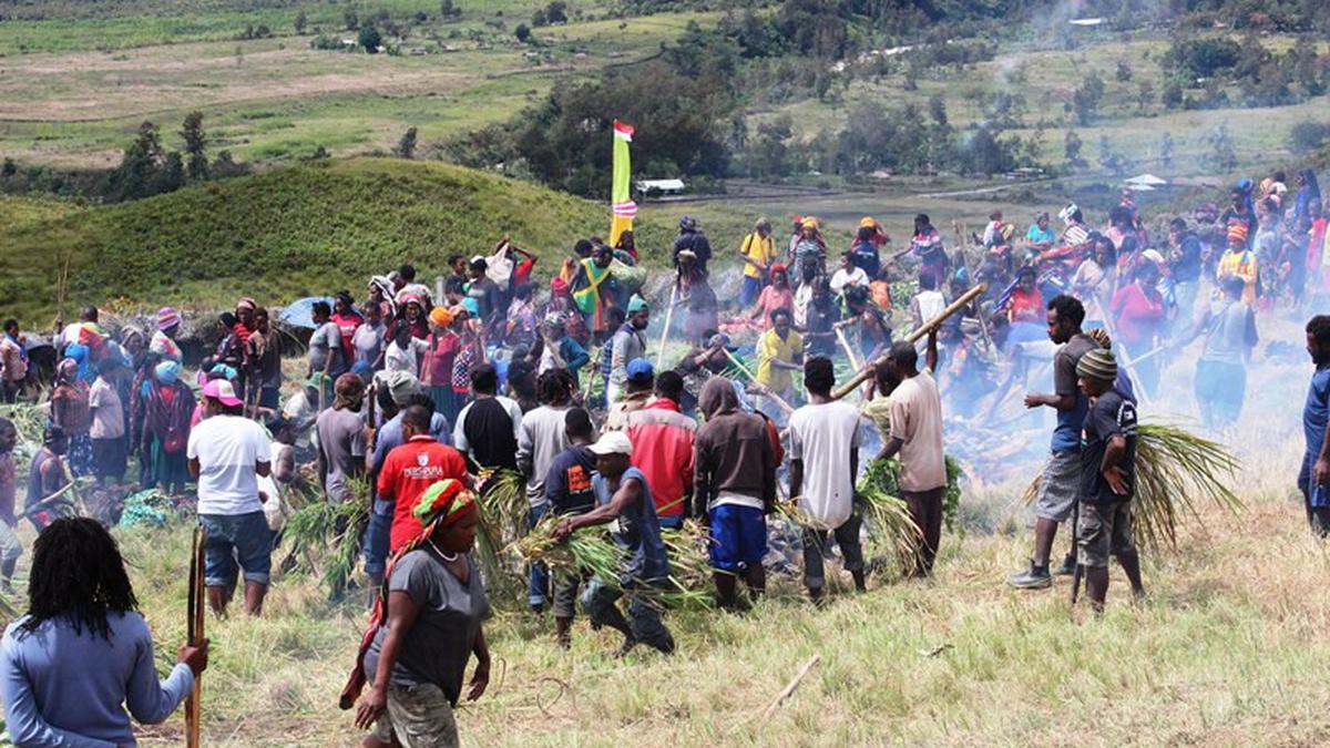 Menyaksikan Uniknya Upacara Bakar Batu di Tanah Papua - Lifestyle ...