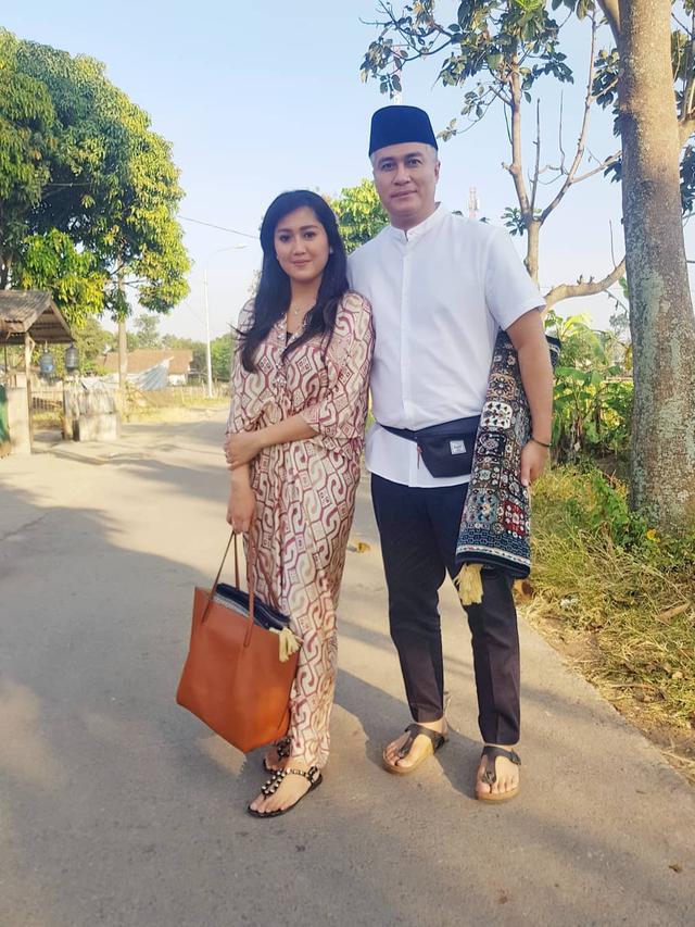 Terpaut Usia 25 Tahun, Ini 6 Momen Mesra Adjie Pangestu dan Istri - Hot ...