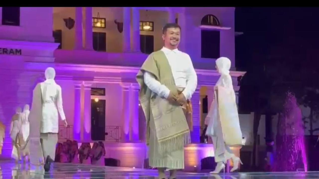 Keren, Desainer Torang Sitorus Pamerkan Kain Halal di Ajang Fashion ...