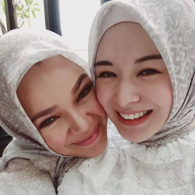 Sama-sama Mualaf, 6 Potret Kebersamaan Dewi Sandra dan Ayana Moon Bak Kakak Adik - Hot Liputan6.com