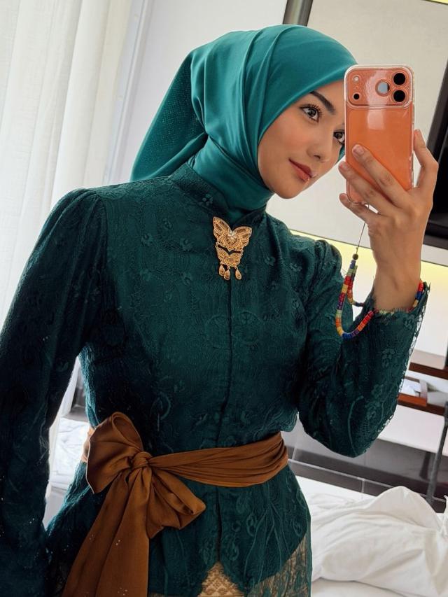 Model Atasan Brokat Hijab dan Rok Songket ala Citra Kirana, Gaya Simpel ...
