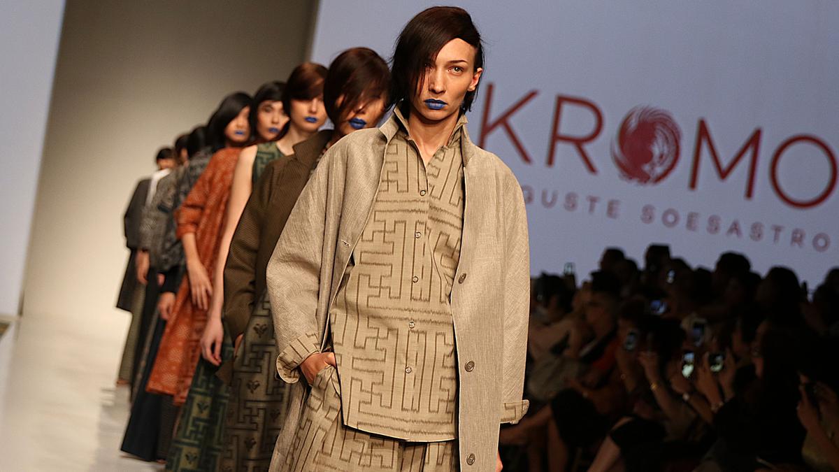 Indahnya Warna Alam Tenun Indonesia dalam IPMI Trend Show 2017