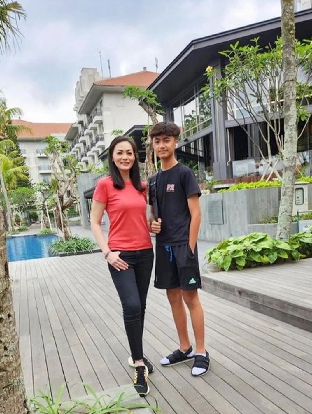 6 Potret Christy Jusung yang Tetap Cantik Awet Muda di Usia 40 Tahun