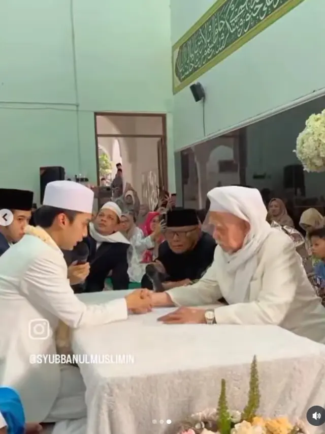 6 Potret Pernikahan Gus Azmi dan Khansa Mariska, Sederhana Penuh ...