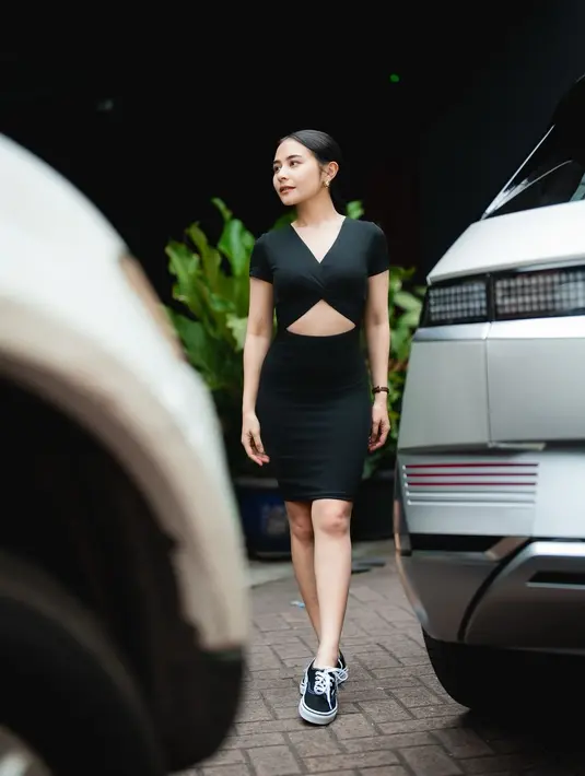 6 Potret OOTD Prilly Latuconsina Pamer Body Goals Perut Rata setelah Turun 8kg, Mencuri ...