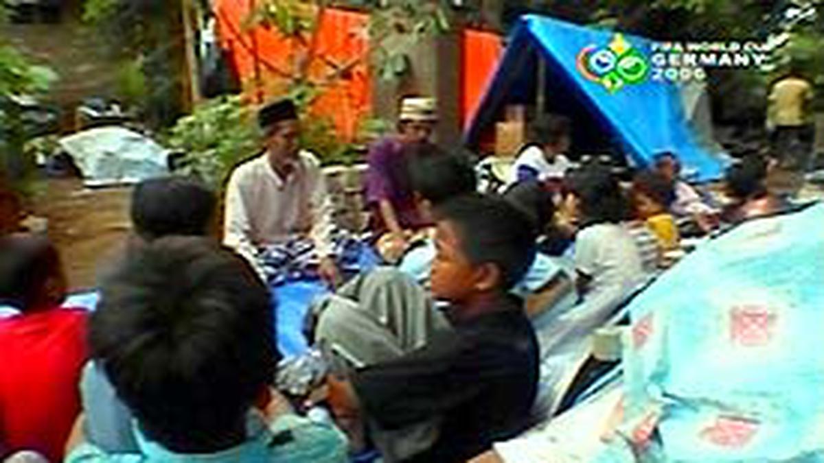 Jumatan Pertama Pascagempa di Bantul - News Liputan6.com