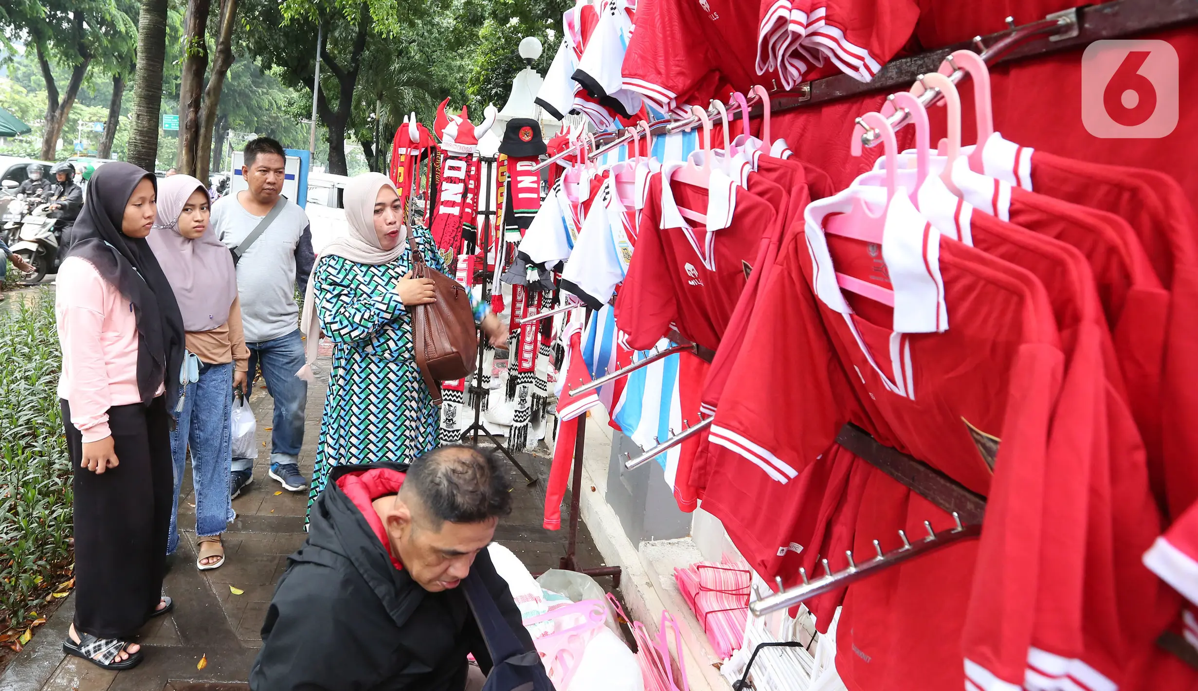 Berburu Merchandise Timnas Indonesia dan Argentina di Sekitar SUGBK ...