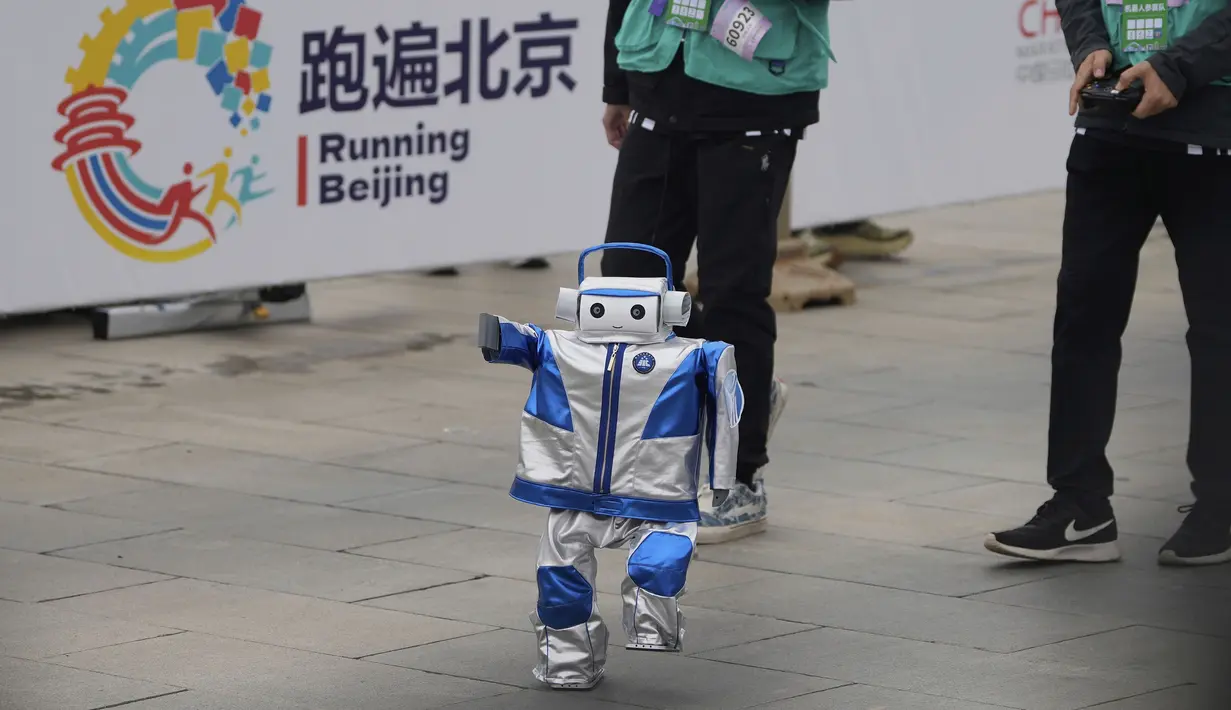 Foto: China Gelar Kompetisi Lari Half Marathon yang Diikuti Robot ...