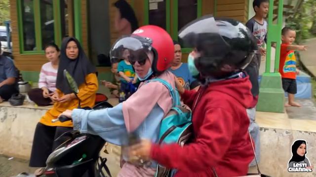 6 Momen Lesty Kejora Pulang Kampung Naik Motor Gayanya Curi Perhatian