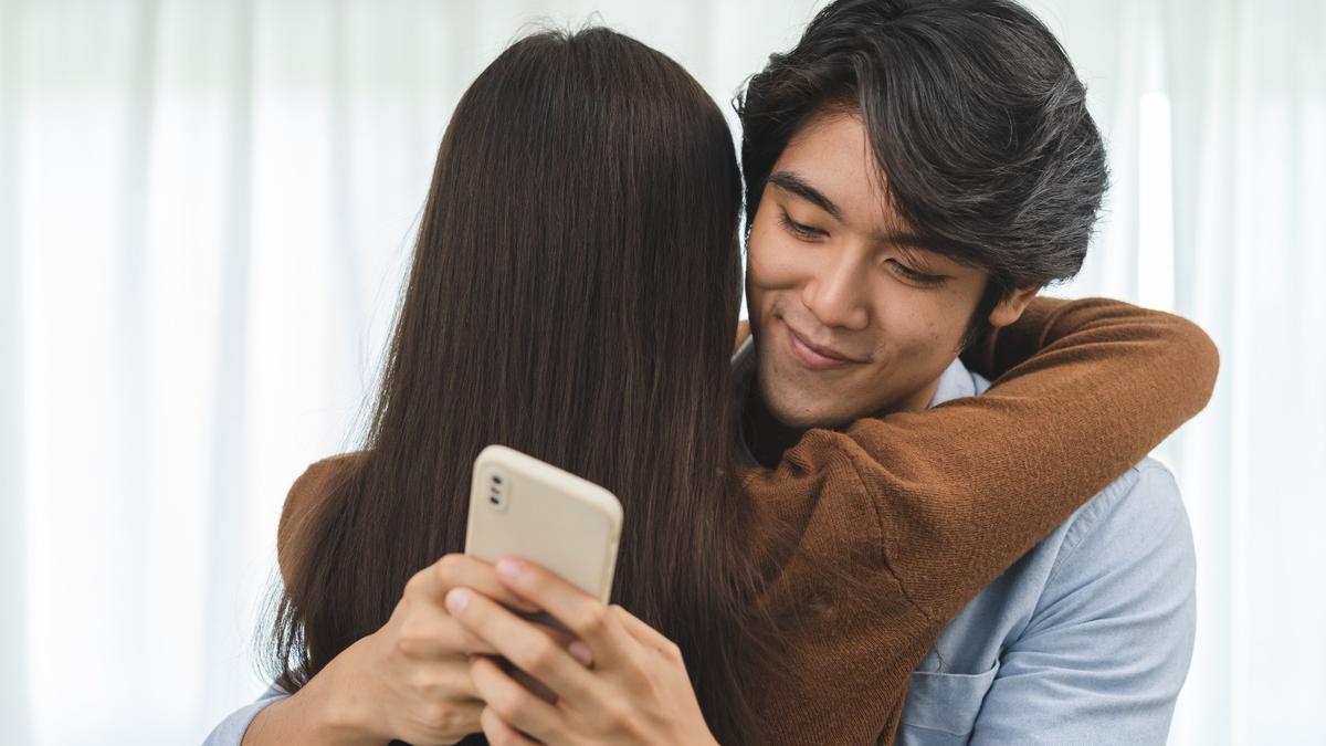 5 Sikap yang Mengindikasikan Pasanganmu Berselingkuh - Relationship Fimela.com