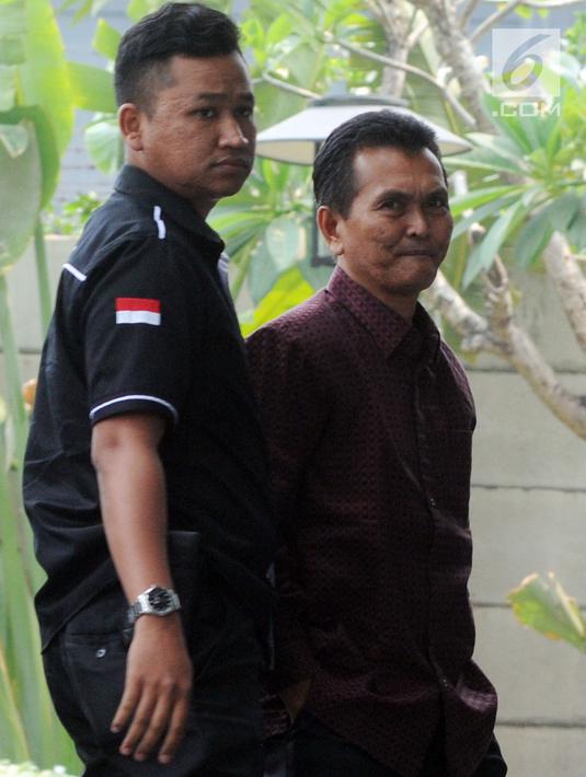 FOTO: Ditangkap Paksa, Mantan Anggota DPRD Sumut Tiba di KPK - Foto ...
