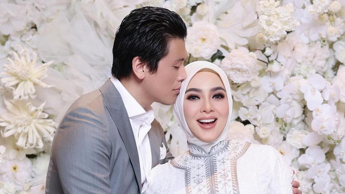 6 Potret Syahrini Hamil Setelah 5 Tahun Nikah, Reino Barack Kecup Kening Istri Hingga Pegangi ...