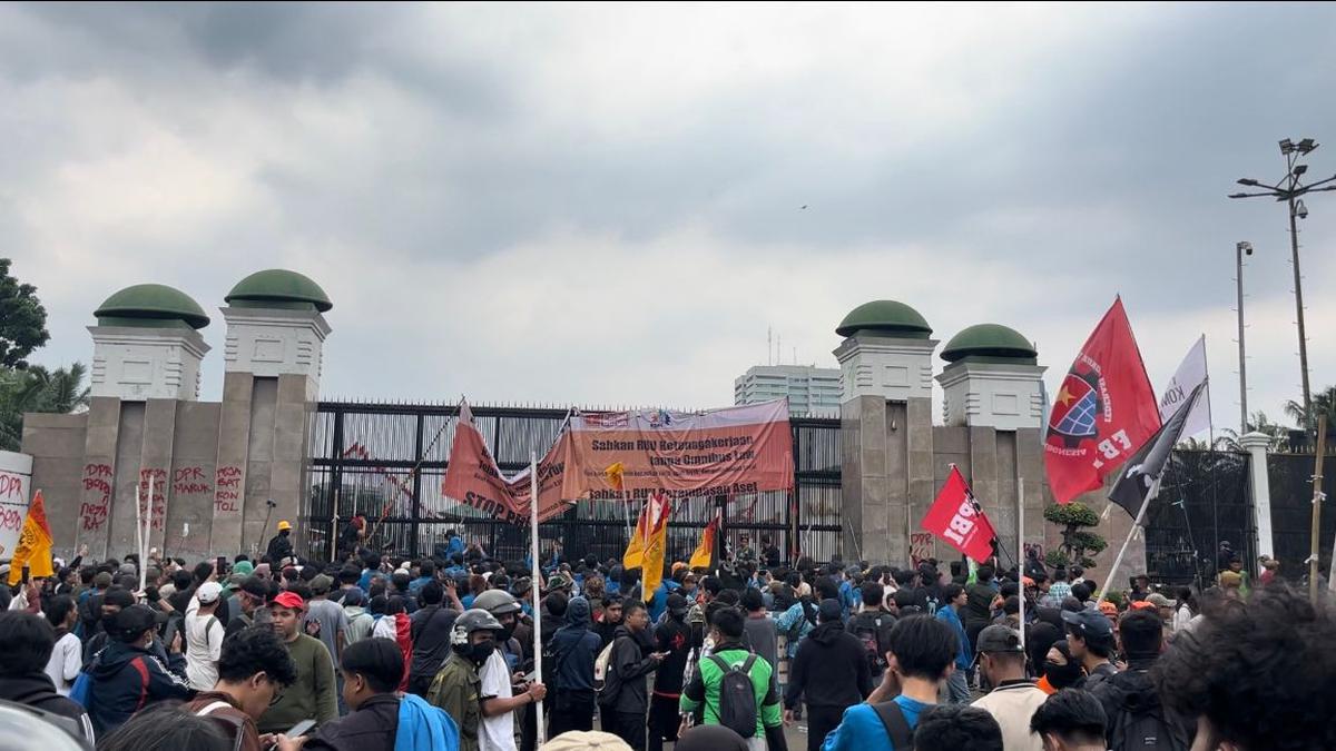 Massa Kembali Demo saat DPR Rapat dengan TNI, 5.369 Personel Gabungan ...