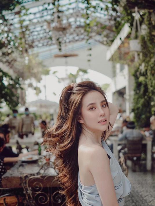 Gaya Foto Agatha Chelsea Pegang Rambut Ini Memesona, Bikin Pangling ...