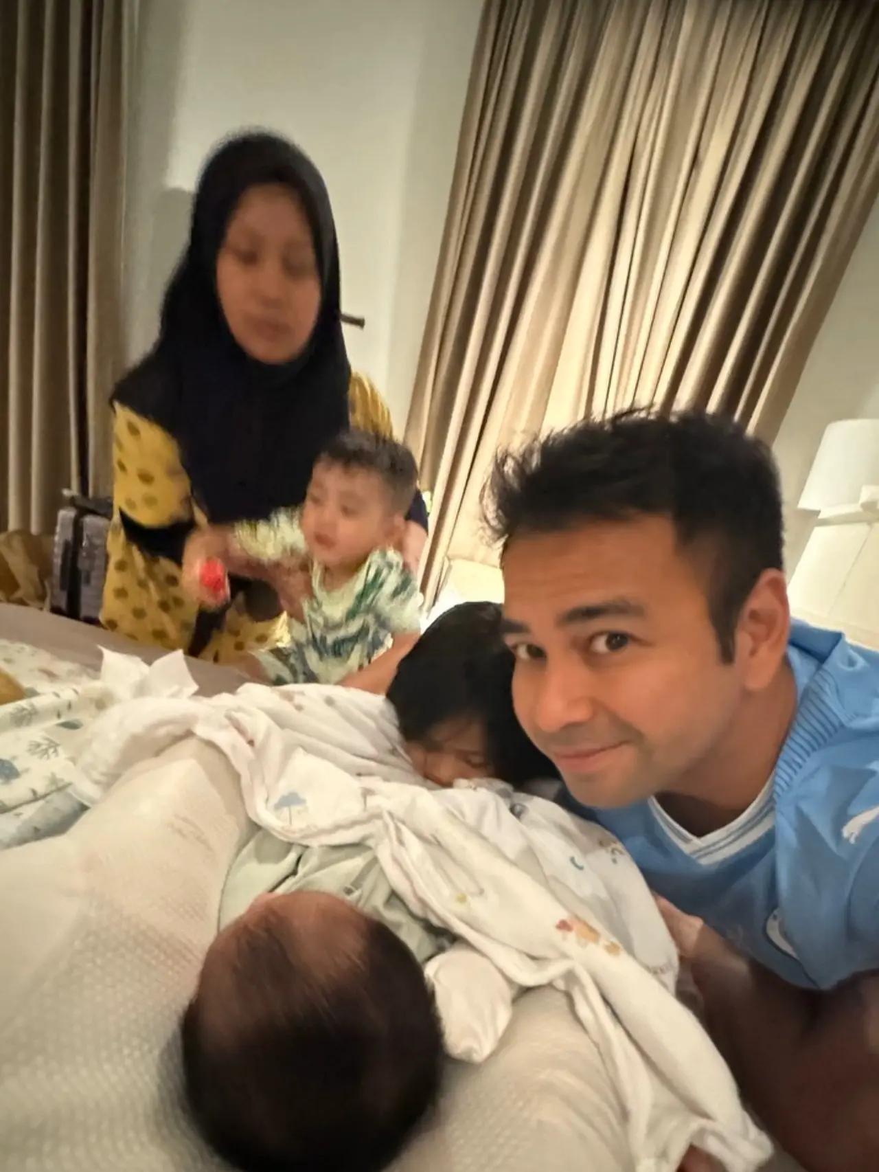 7 Potret Rieta Amilia Gendong Lily Anak Adopsi Raffi dan Nagita, Cucu Baru - Hot Liputan6.com