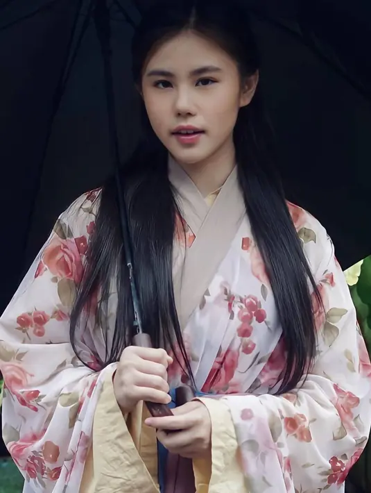 Potret Zoe Levana Tampil dengan Busana Khas China dalam Syuting Series ...