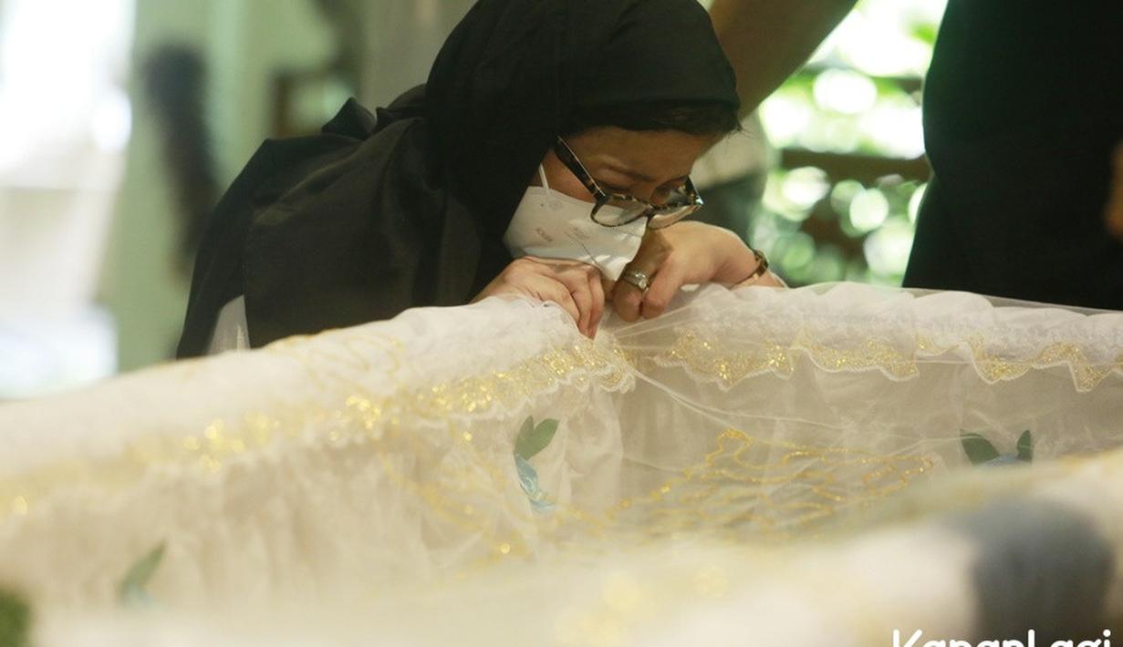 Potret Suasana Rumah Duka di Kediaman Nurul Arifin - Photo Fimela.com