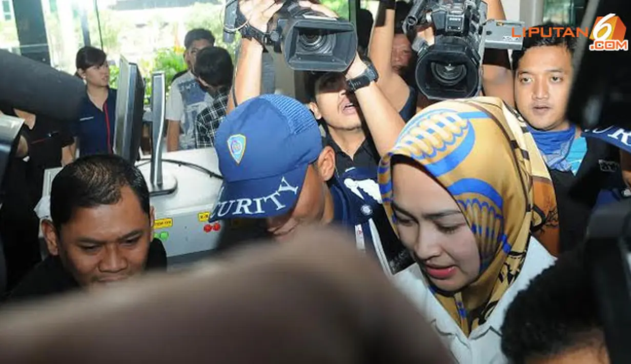 [FOTO] Giliran Airin Dipanggil KPK - Foto Liputan6.com