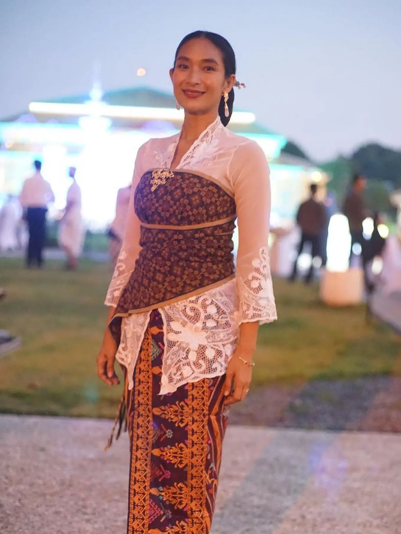 Perpaduan Manis Kemben dan Kebaya, Ini Inspirasinya dari Happy Salma ...