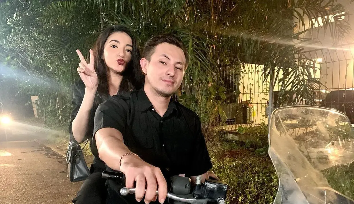 Potret Bahagia Tsania Marwa Pamer Buku Nikah dengan Dylan Carr, Sukses ...