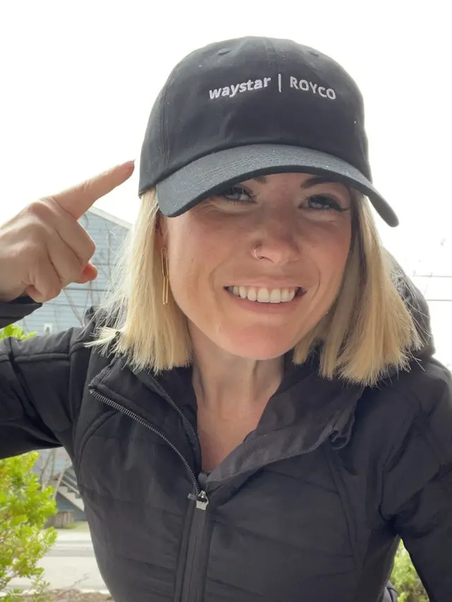 Elon Musk Pecat Esther Crawford, Eksekutif Twitter yang Viral Tidur di ...