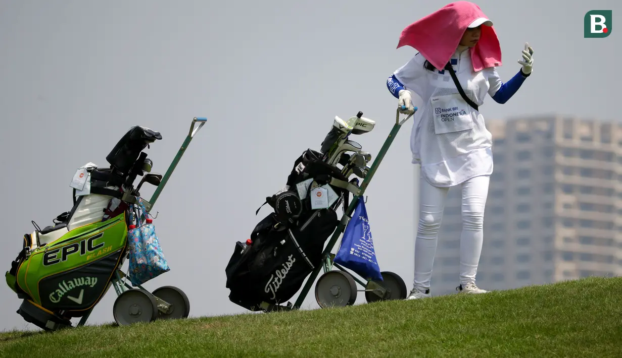 FOTO: Caddie Cantik yang Mewarnai Turnamen Golf BRI Indonesia Open 2019 - Ragam Bola.com
