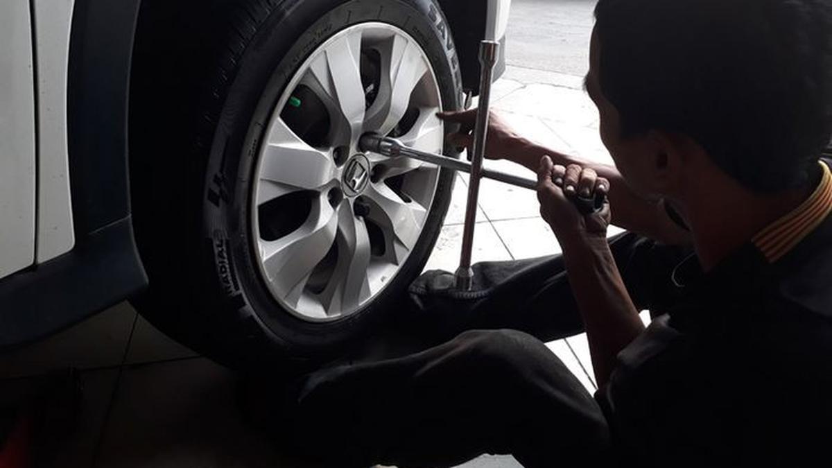 Jangan Asal, Begini Cara Mengencangkan Mur Roda Mobil yang Benar dan Aman