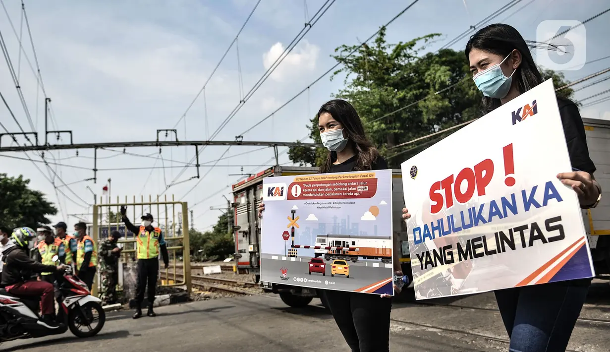 FOTO: Aksi Teatrikal Keselamatan Pengendara di Perlintasan Kereta Api - Foto Liputan6.com