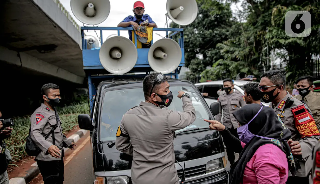 FOTO: Ada Sidang Tahunan, Polisi Berhentikan Mobil Komando Aksi di ...