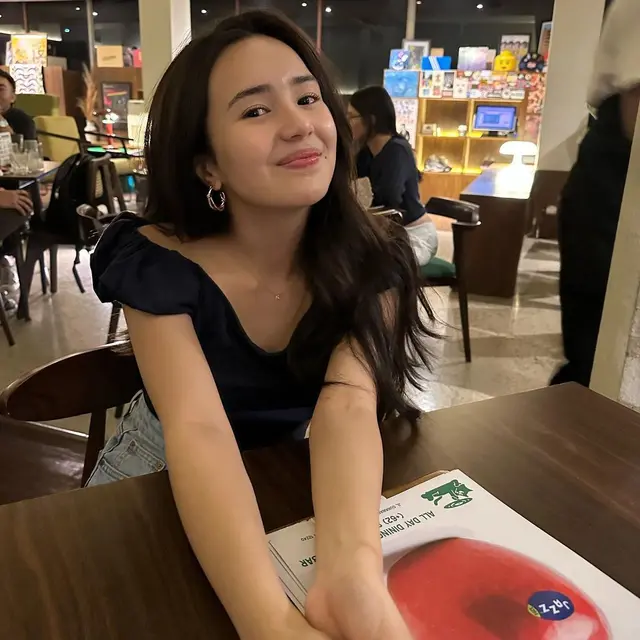 6 Potret Beby Tsabina 2 Bulan di Indonesia Pasca Lulus, Diduga Punya Pacar Baru - Hot Liputan6.com