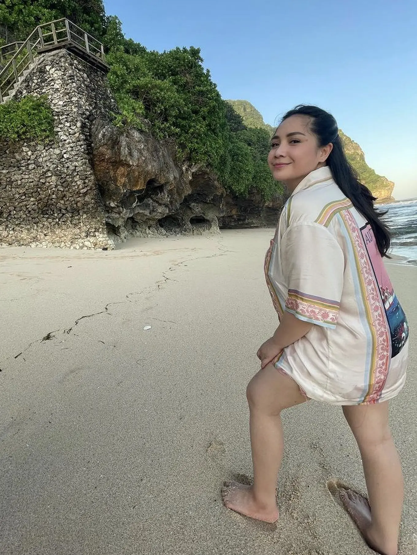 Intip Desain Kemeja Puluhan Juta Nagita Slavina Saat Liburan ke Bali - Fashion Fimela.com