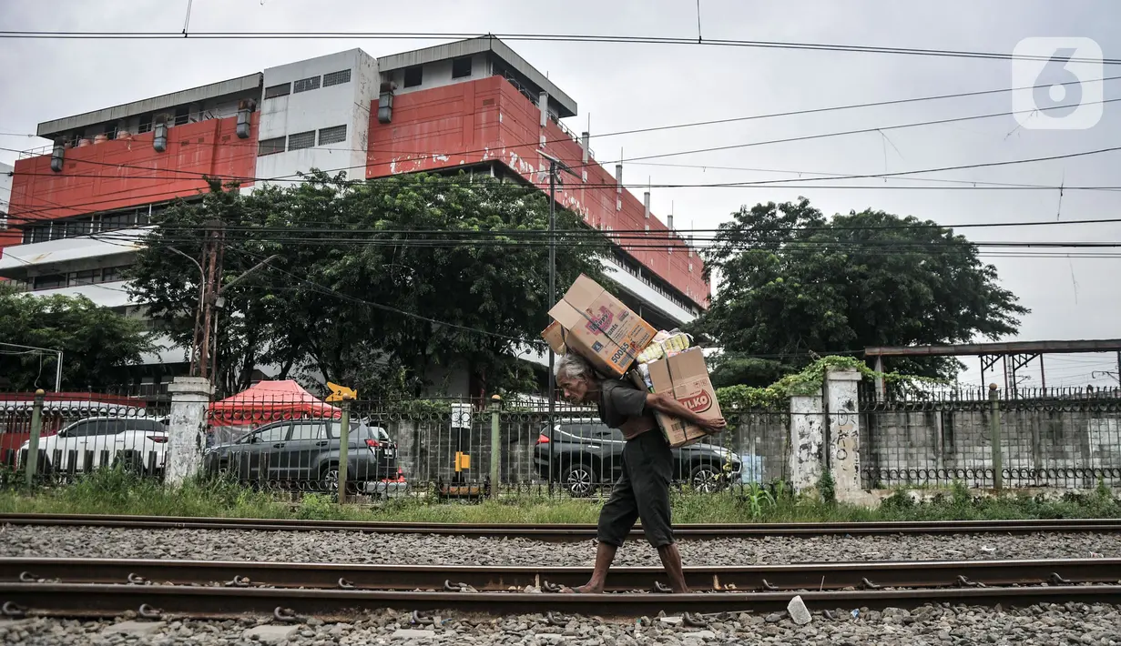 Potret Permukiman di Bantaran Rel Kereta - Foto Liputan6.com