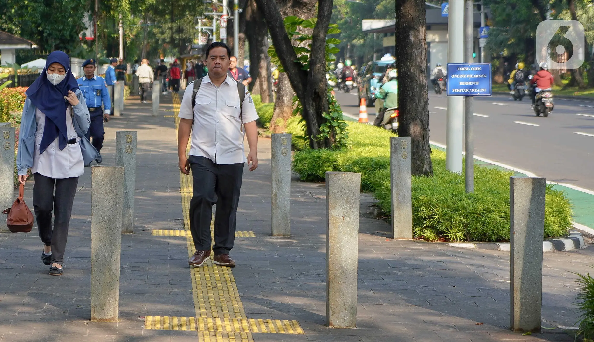 Potret Rabu Pertama Kebijakan ASN Pemprov Jakarta Wajib Gunakan Transportasi Umum - Foto ...