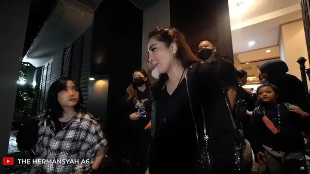 Kepergok Gandengan Tangan, Ini 6 Potret Manis Fuji dan Thariq ...