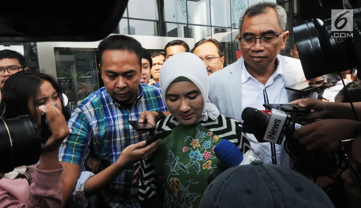 FOTO: Ekspresi Dirut Pertamina Usai Diperiksa KPK - Foto Liputan6.com