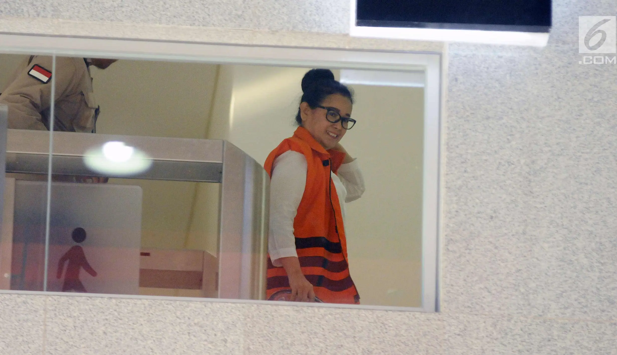 FOTO: Gaya Miryam S Haryani Usai Jalani Pemeriksaan KPK - Foto Liputan6.com