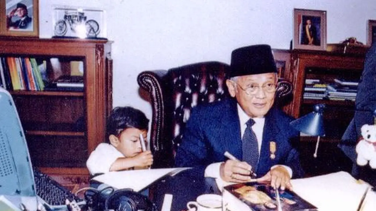 Akan Selalu Dikenang, Ini 10 Potret BJ Habibie dari Masa Kecil Hingga ...