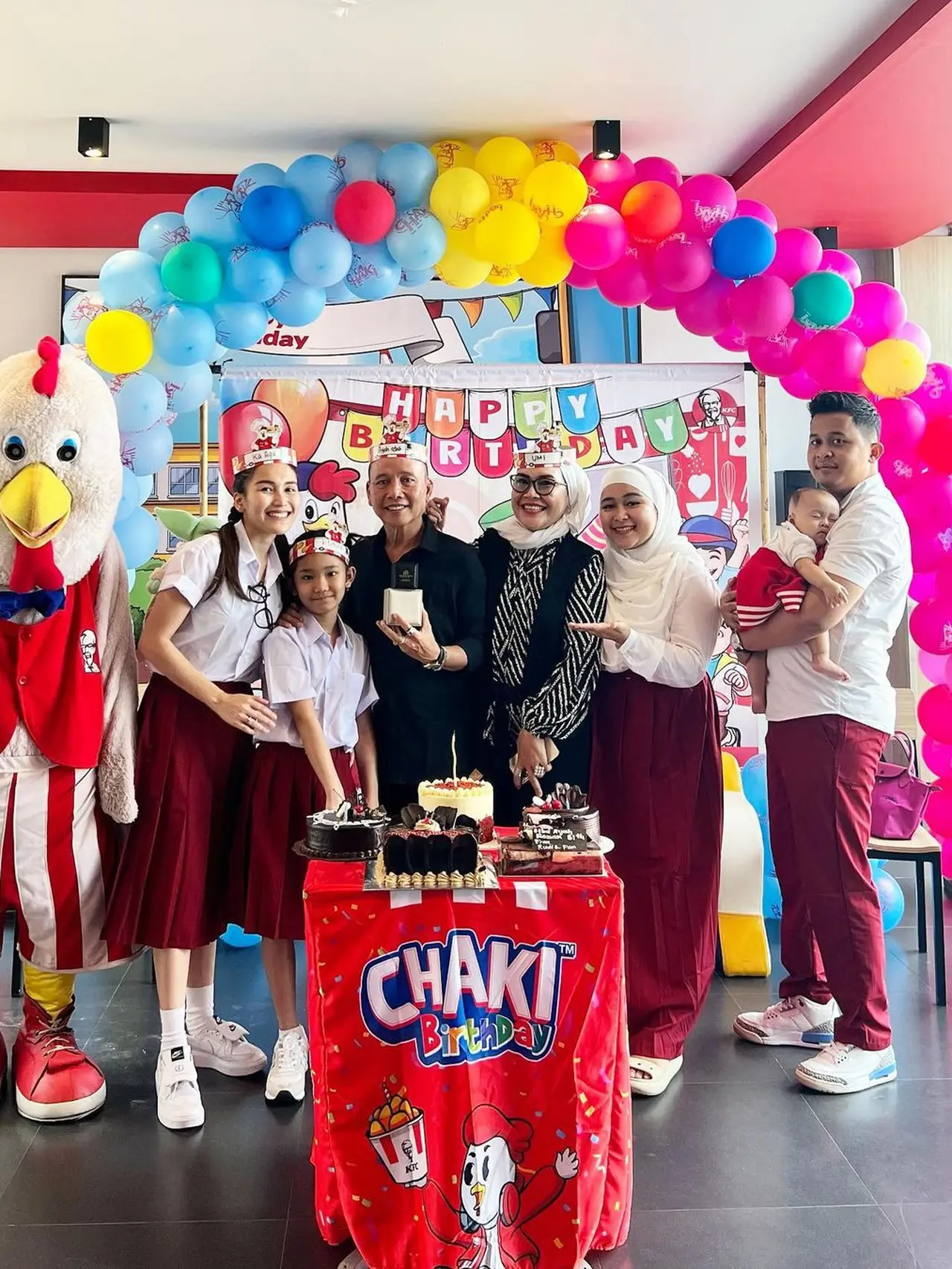 6 Momen Perayaan Ultah Ayah Ojak ke-61: Gelar Pesta di Resto Cepat Saji ...