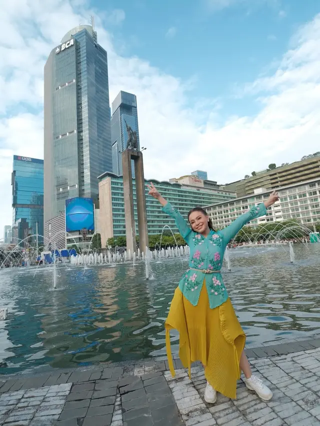 6 Detail Kebaya Rossa yang Memukau Saat Manggung di Bundaran HI Jakarta - Hot Liputan6.com